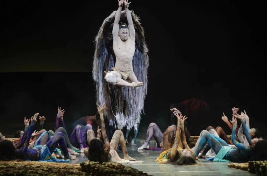 How Embarrassing The Female Dancer Touched The Private Parts Of The
