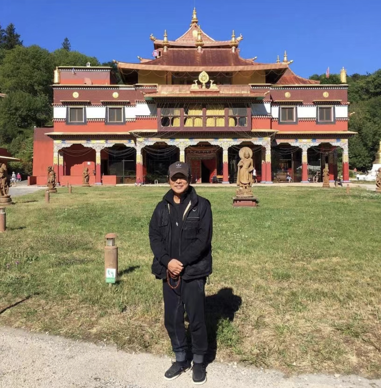 59-year-old Jet Li retreated in France for 3 weeks. The second daughter ...