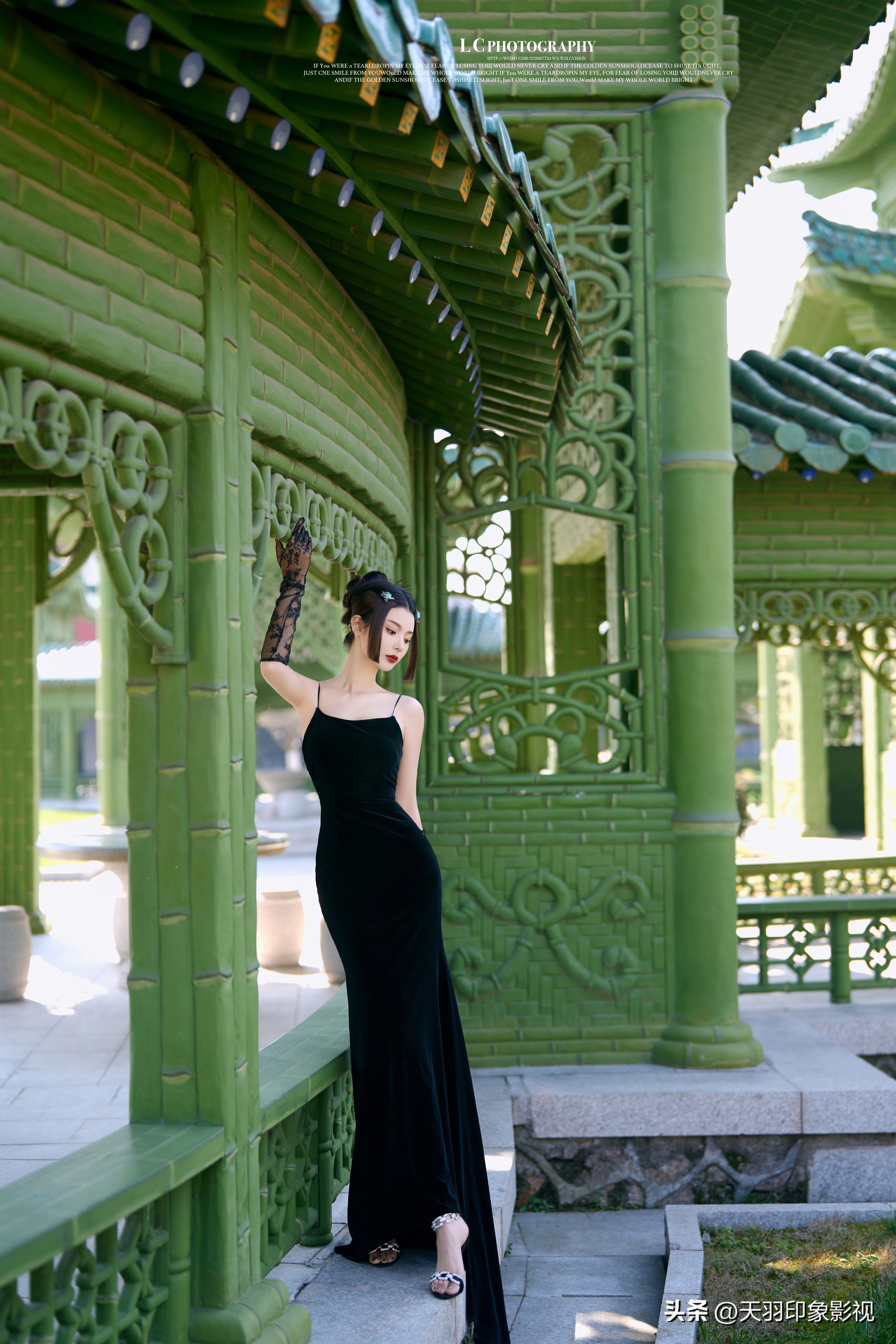 Long-legged beauty model Wang Xingchen wore a long black dress, showing ...