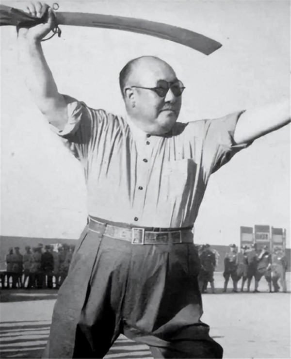 In 1949, Ma Hongkui finished his meal and sat on the sofa to pick his ...