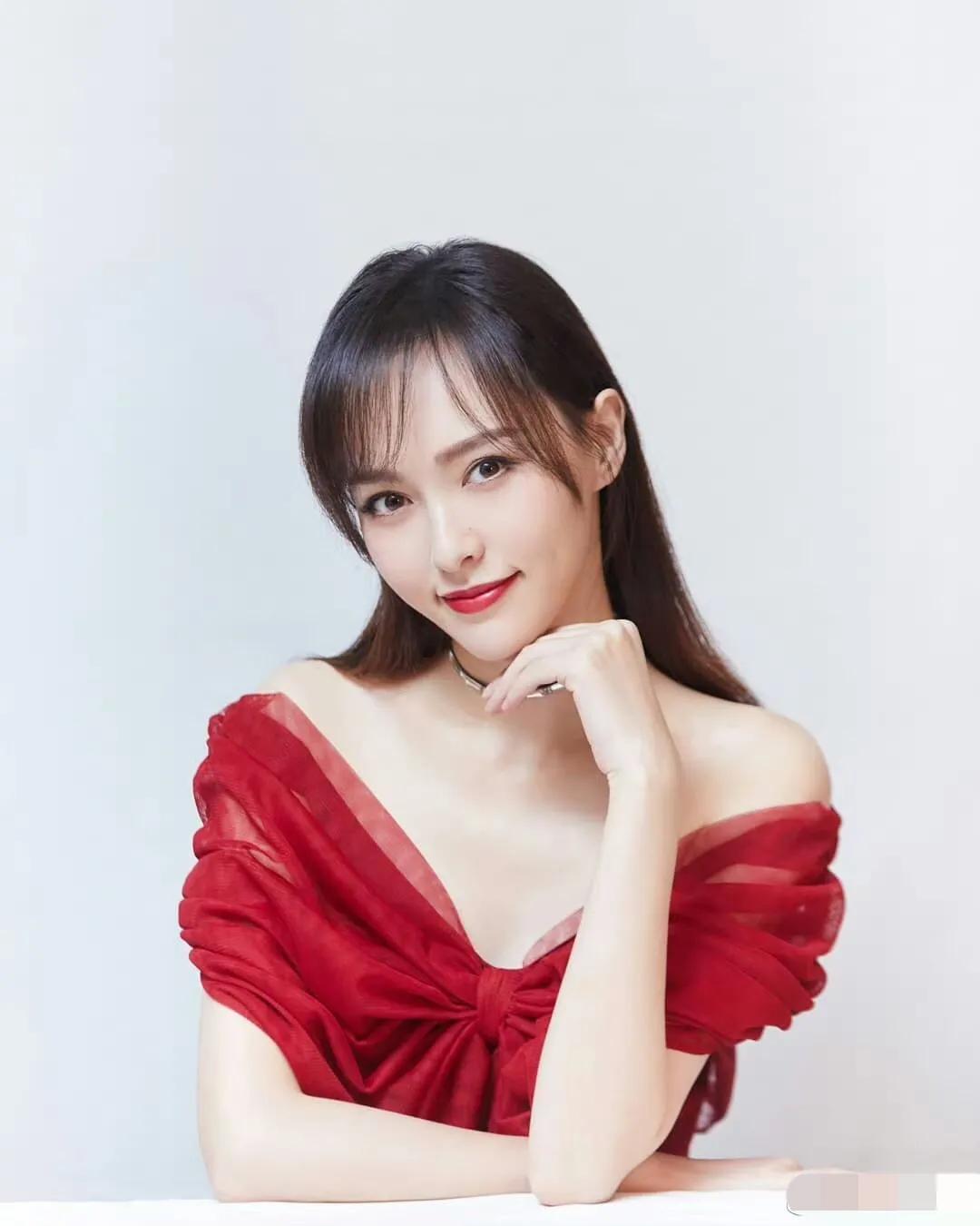 #Tang Yan# Red off-shoulder gauze skirt paired with black boots, sweet ...