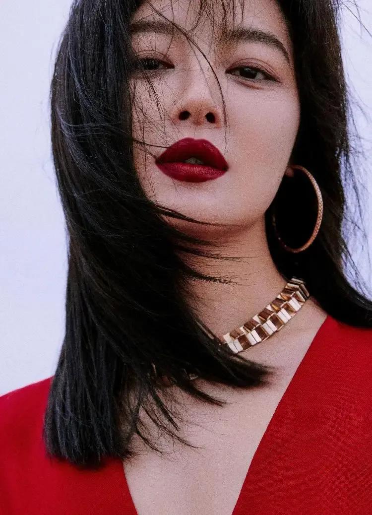 Xin Zhilei wears a red dress for a photo shoot at the beach!Charming ...