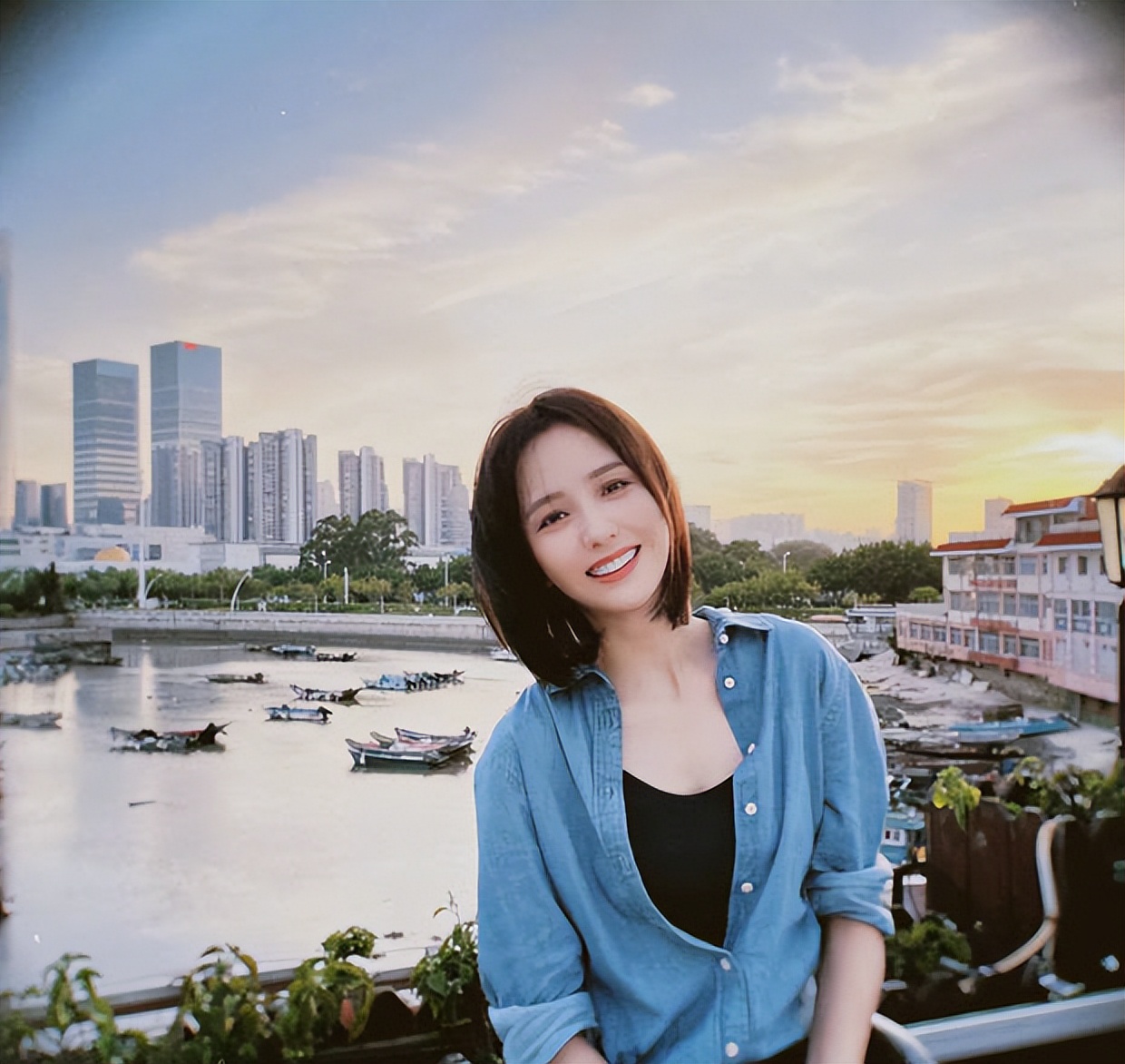 Tong Liya smiles sweetly in the mirror - iNEWS