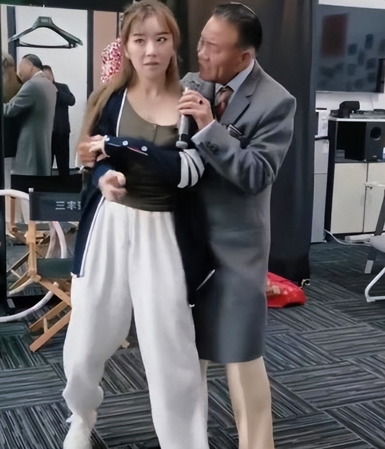 64-year-old Wan Ziliang sings, staring at the beautiful dancer, hugging ...