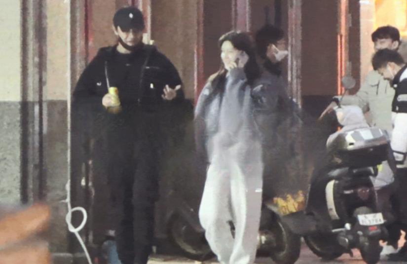 Chen Sicheng and his little girlfriend Ruan Ju go shopping, the age ...