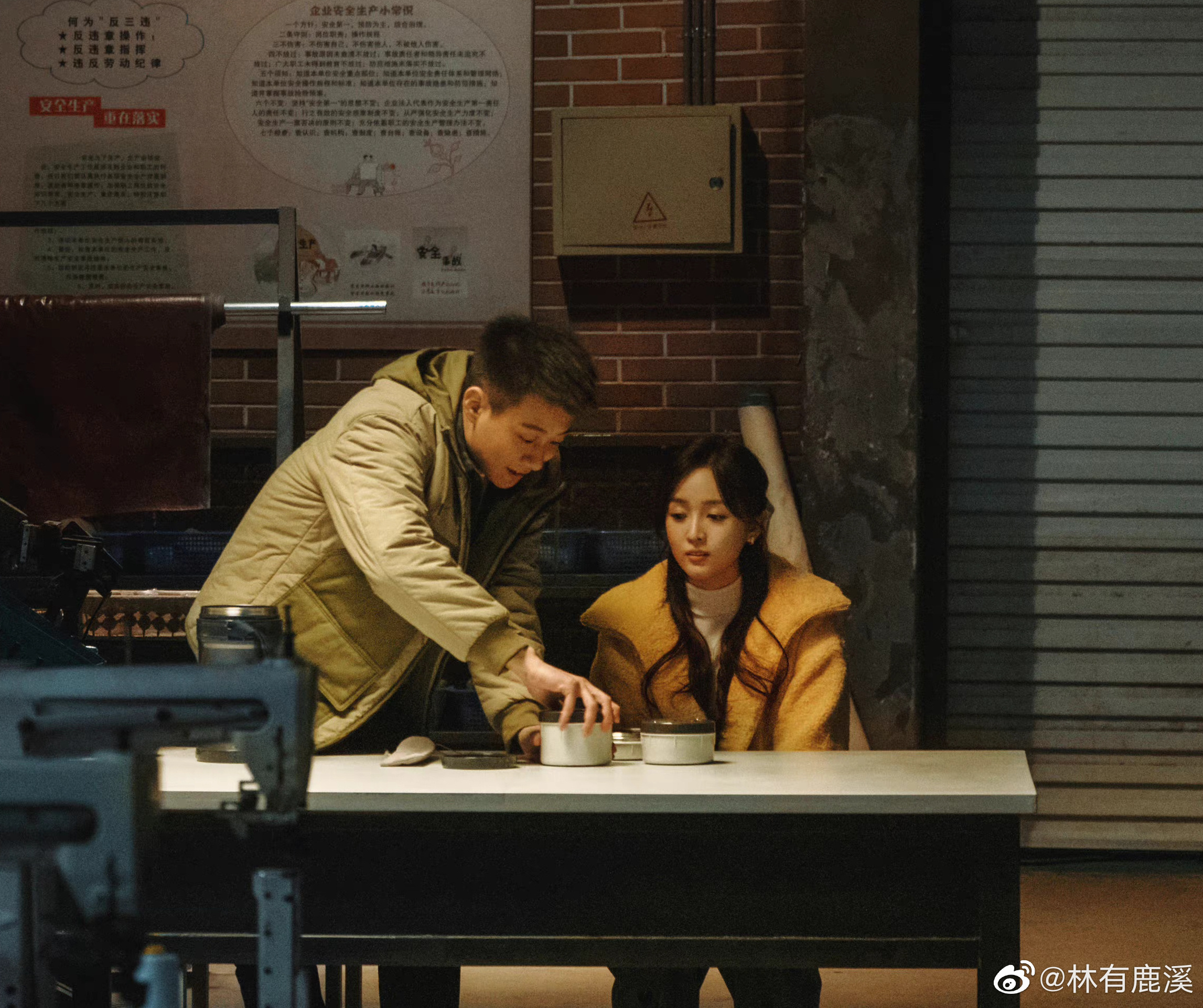 Sprinkle sugar without interruption, the kiss is both lustful and ...