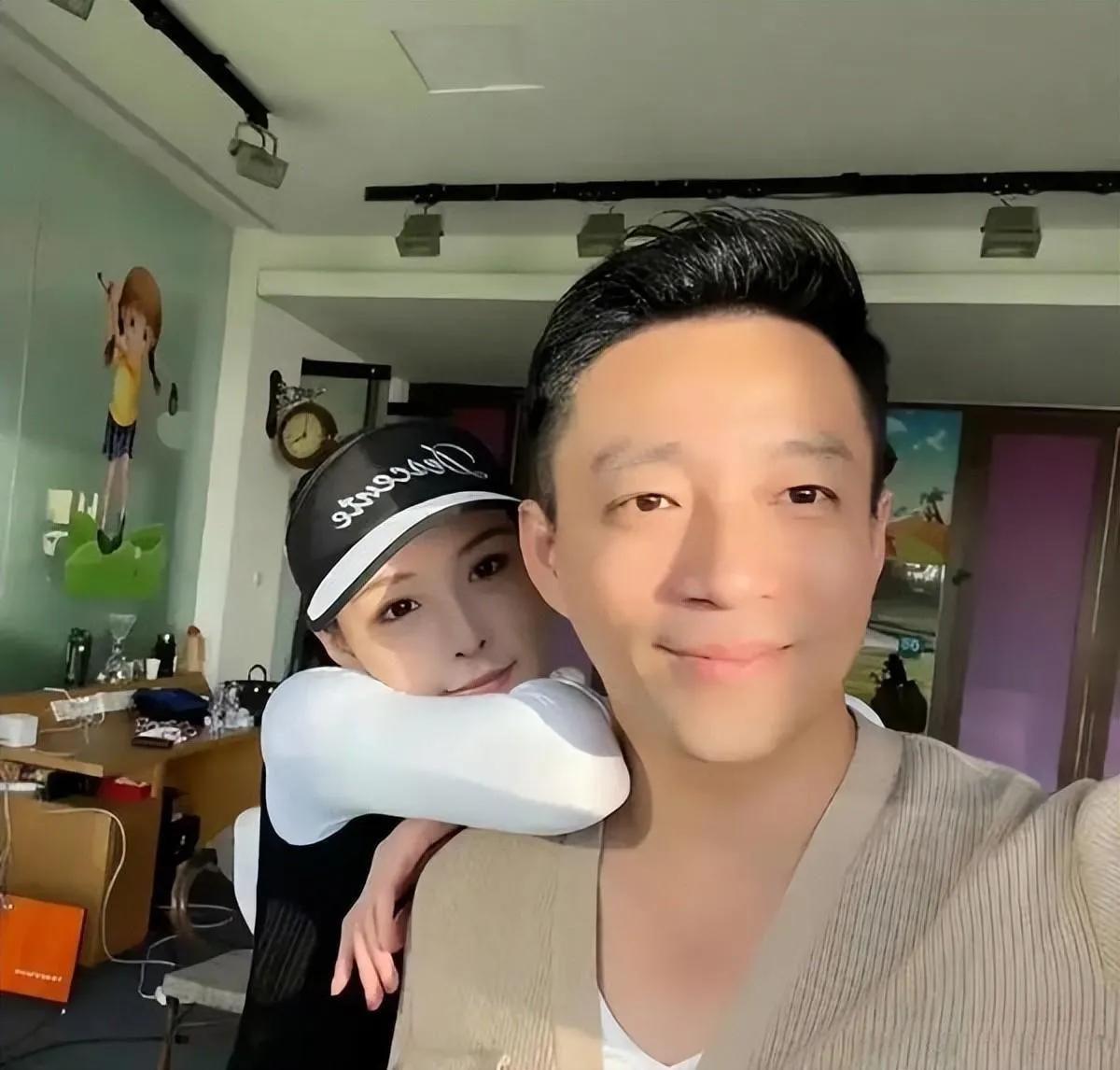 Wang Xiaofei's new relationship is suspected to be exposed! In the middle of the night, holding ...