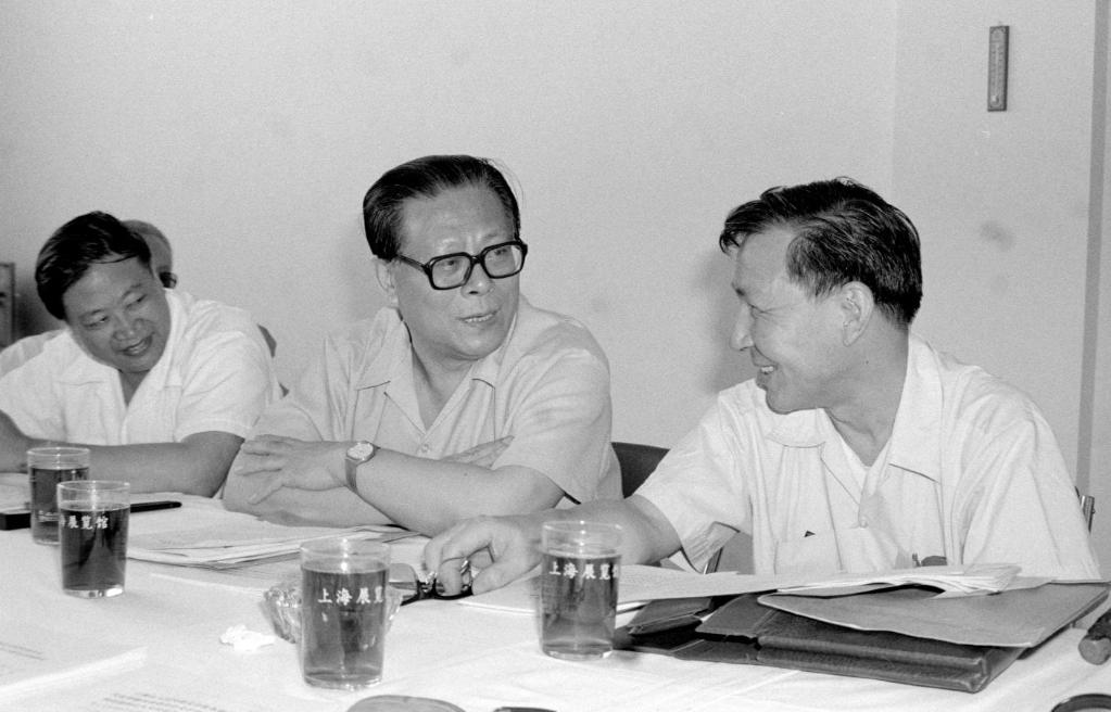 Deng Xiaoping trained two successors, why did he choose Jiang Zemin in ...