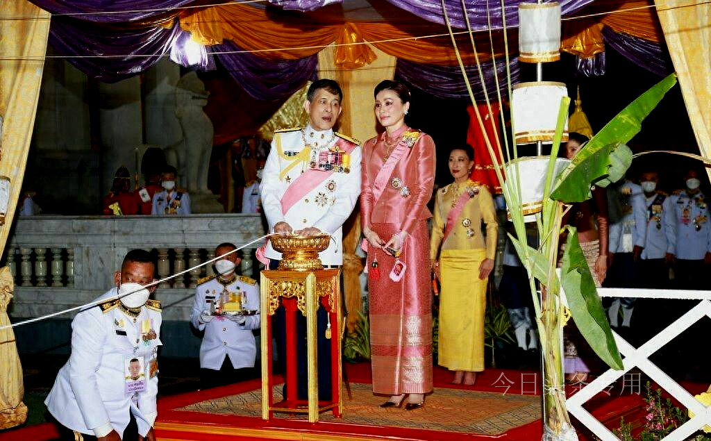 Suthida succeeded in pretending to be young with her new look. The King ...