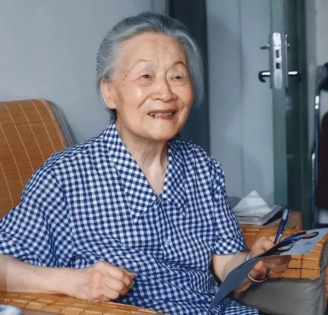 On the 7th anniversary of Yang Jiang's death, rereading "Walking to the ...