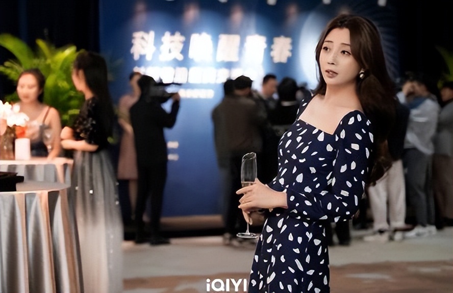 "Dazzling You" staged a sweet sibling love!Kissing Liu Yihao shyly: For the first time in my ...