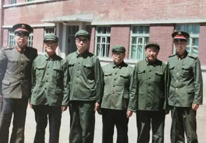 Artillery Huang Yu commanded the local gunboat to blast the Jiang Jun ...