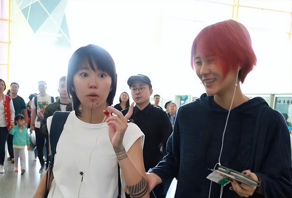 Dou Jingtong took her younger sister to the airport. The younger sister ...