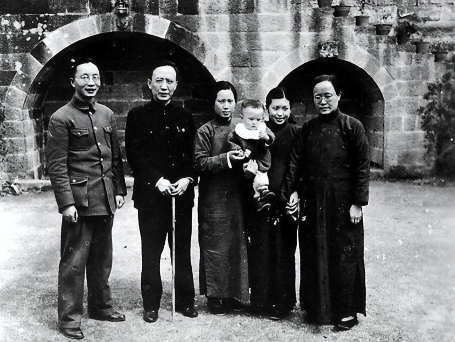Guo Moruo scolded Lu Xun with 4 words, and Lu Xun added 1 word to scold ...