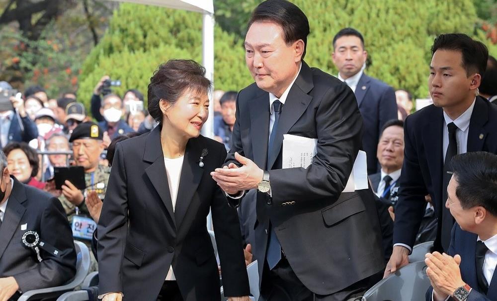 71-year-old Park Geun-hye appeared at her father's memorial service ...
