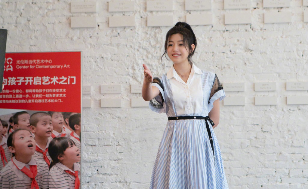 Chen Yanxi takes sports photos, wears gray short sleeves and ponytails ...