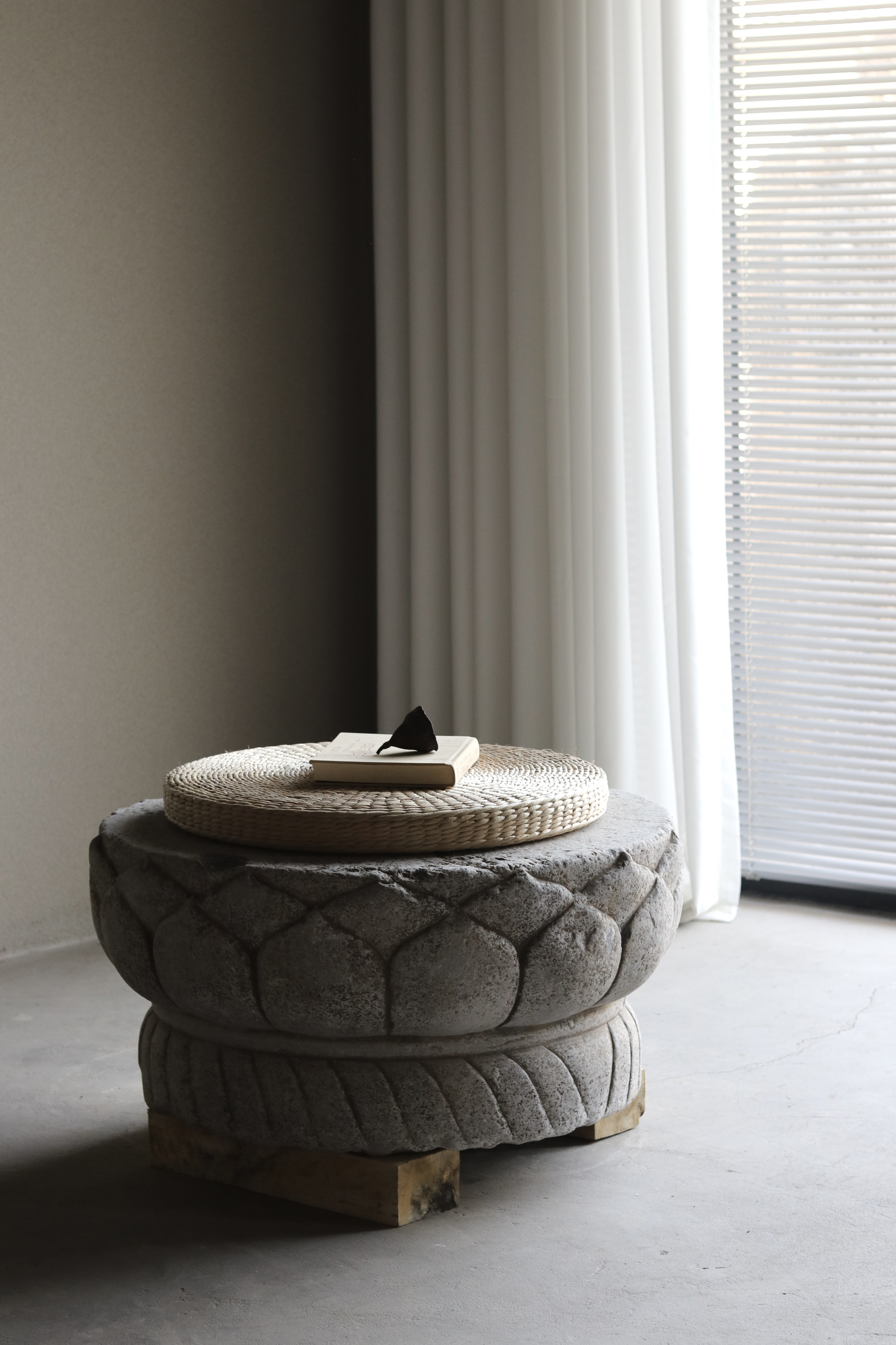 The double-layer lotus petals of the lotus stone seat are full, and the ...