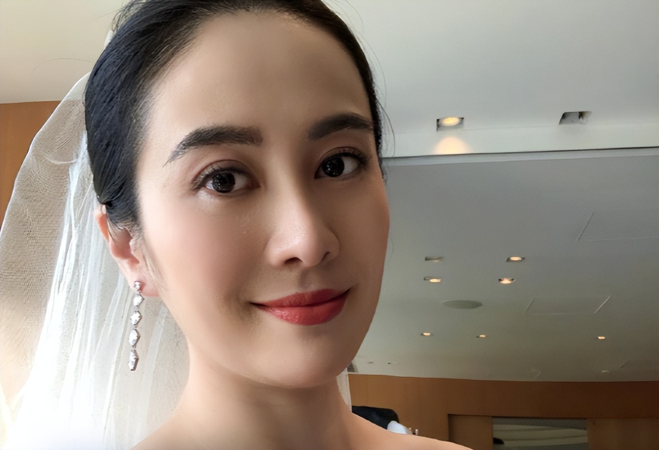 Michelle Ye finally got married? Wearing a wedding dress with a wedding ...