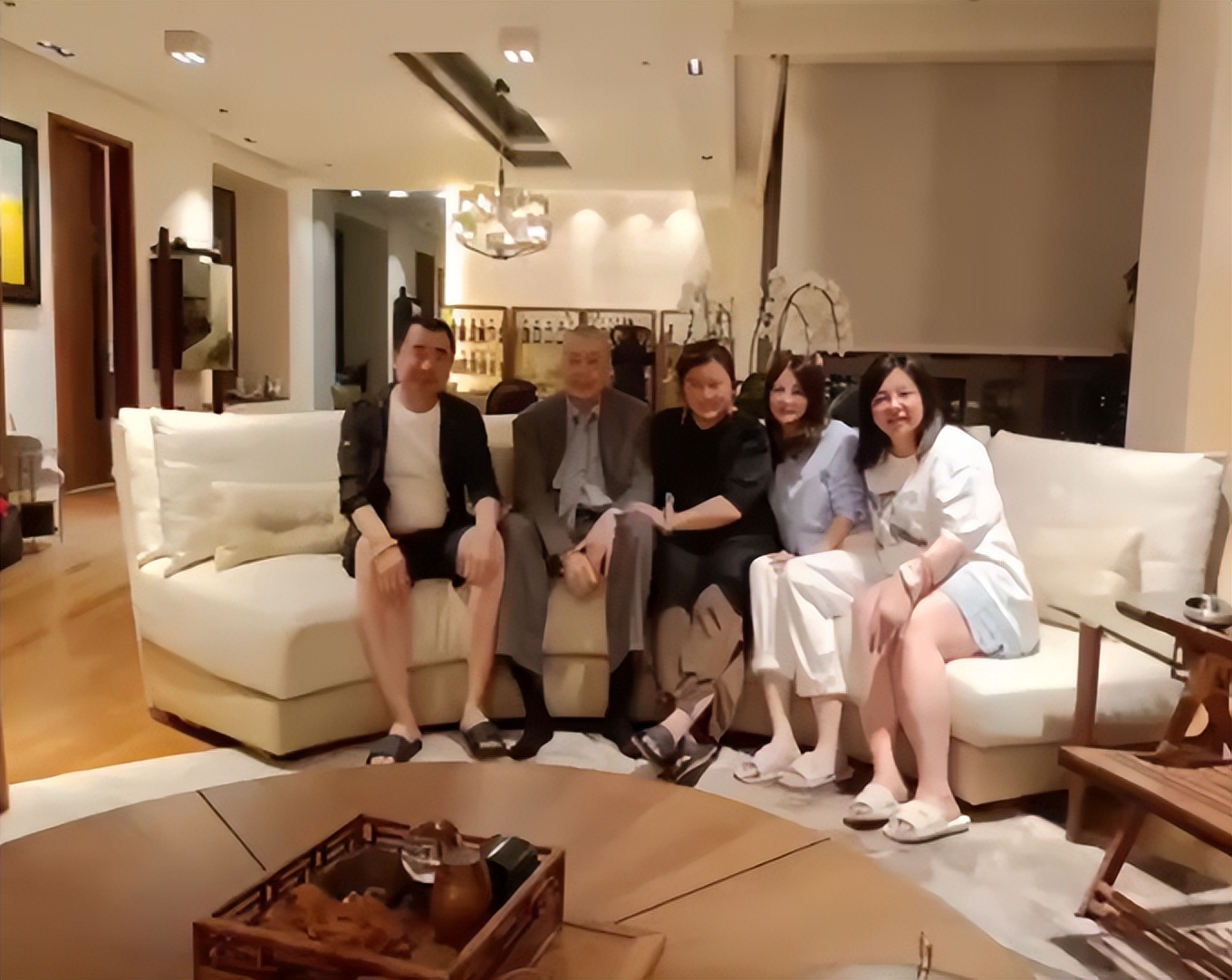 83-year-old Liu Shikun's mansion banquet!The 1-year-old daughter is too ...
