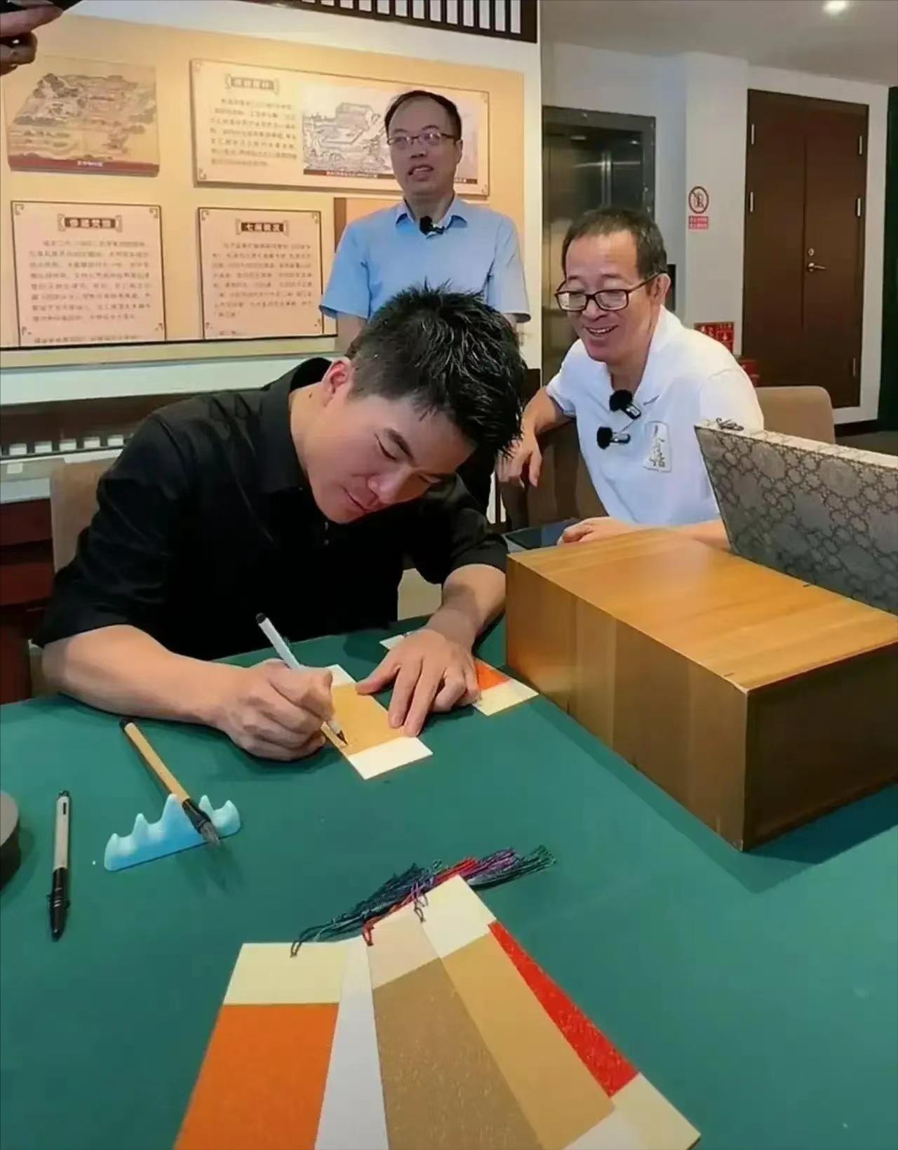 Yu Minhong and Dong Yuhui went to Yangzhou, Dong Yuhui stood at the C ...