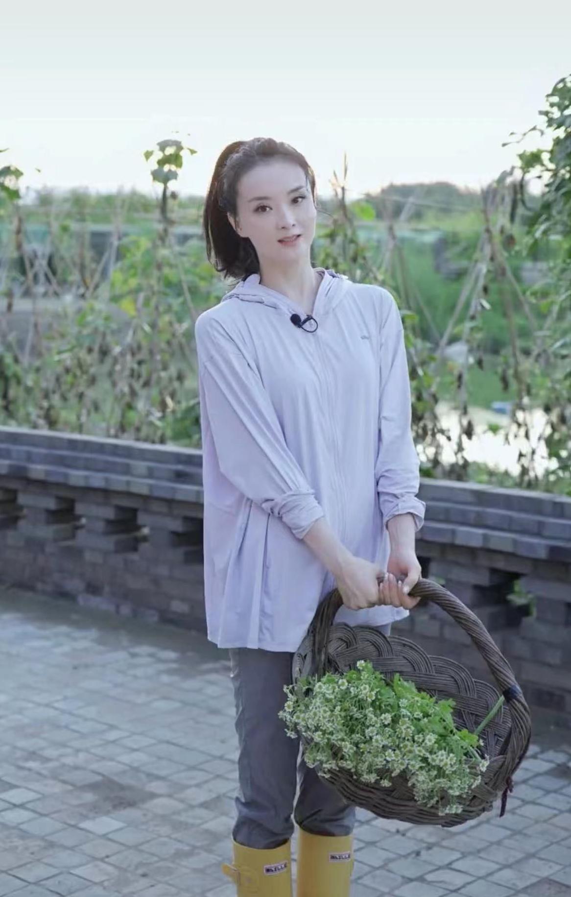 48-year-old Wang Yan went to the field to do farm work, causing controversy - iNEWS