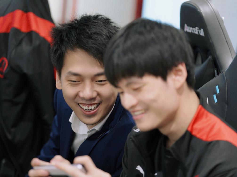 RW was let two chase three by EDGM, Xiaoye returned to the jungle position, and the operation of ...