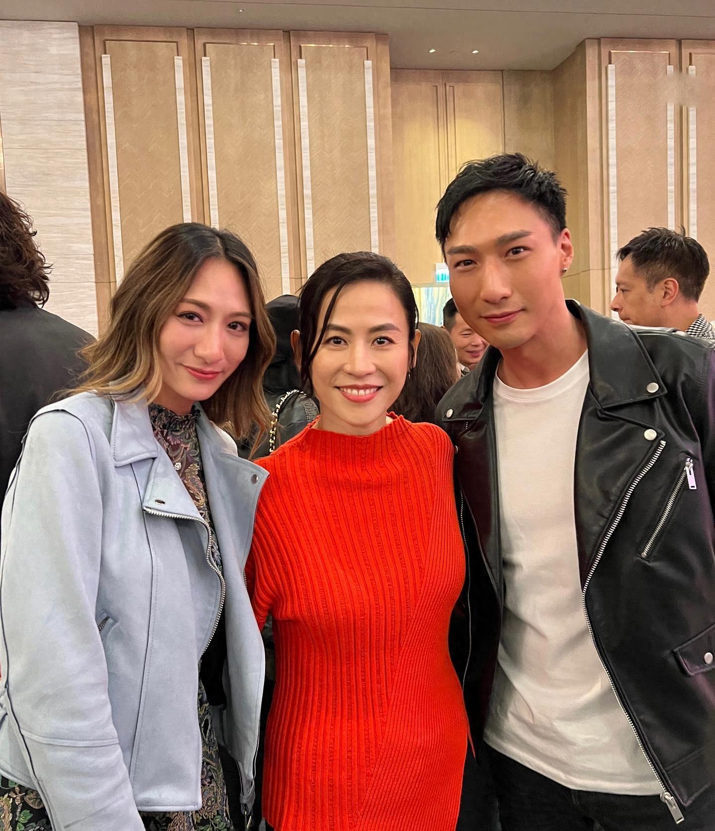 Louis Koo took a photo with Sydney's 35-year-old daughter, holding hands and showing intimacy ...