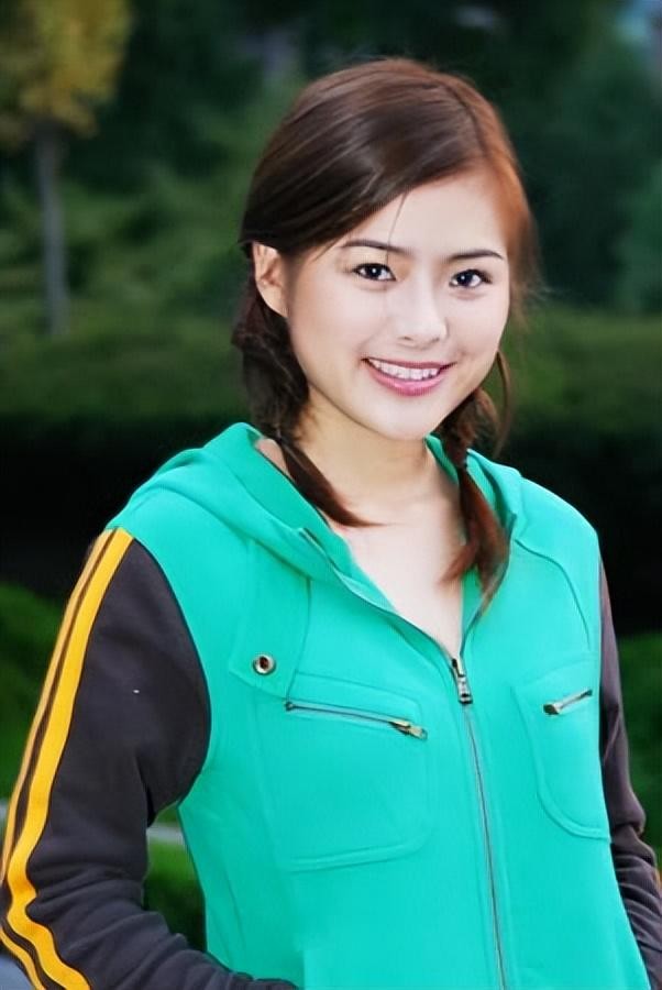Chen Chen and Cheng Lei are very different after breaking up. She has a ...