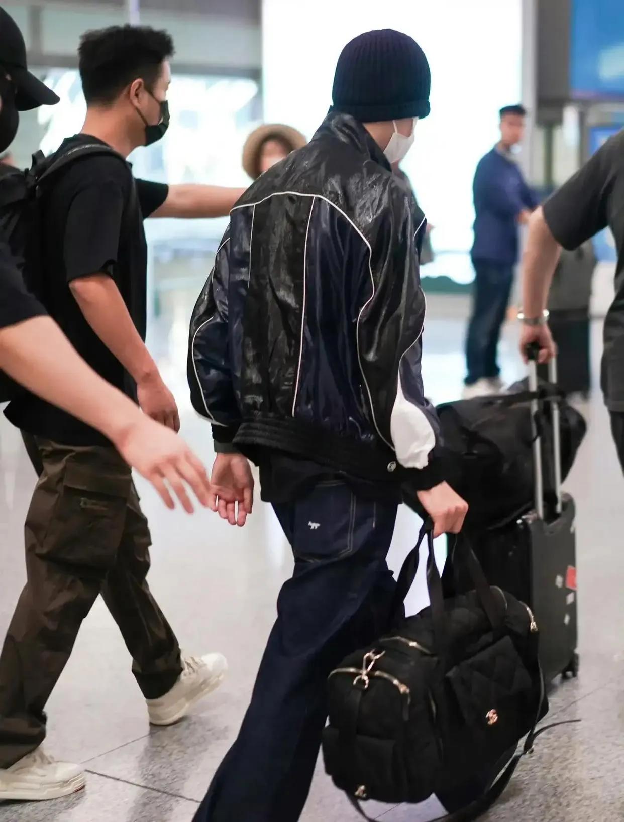 Ran into Wang Yibo on the plane! His face is so small and his eyes are ...