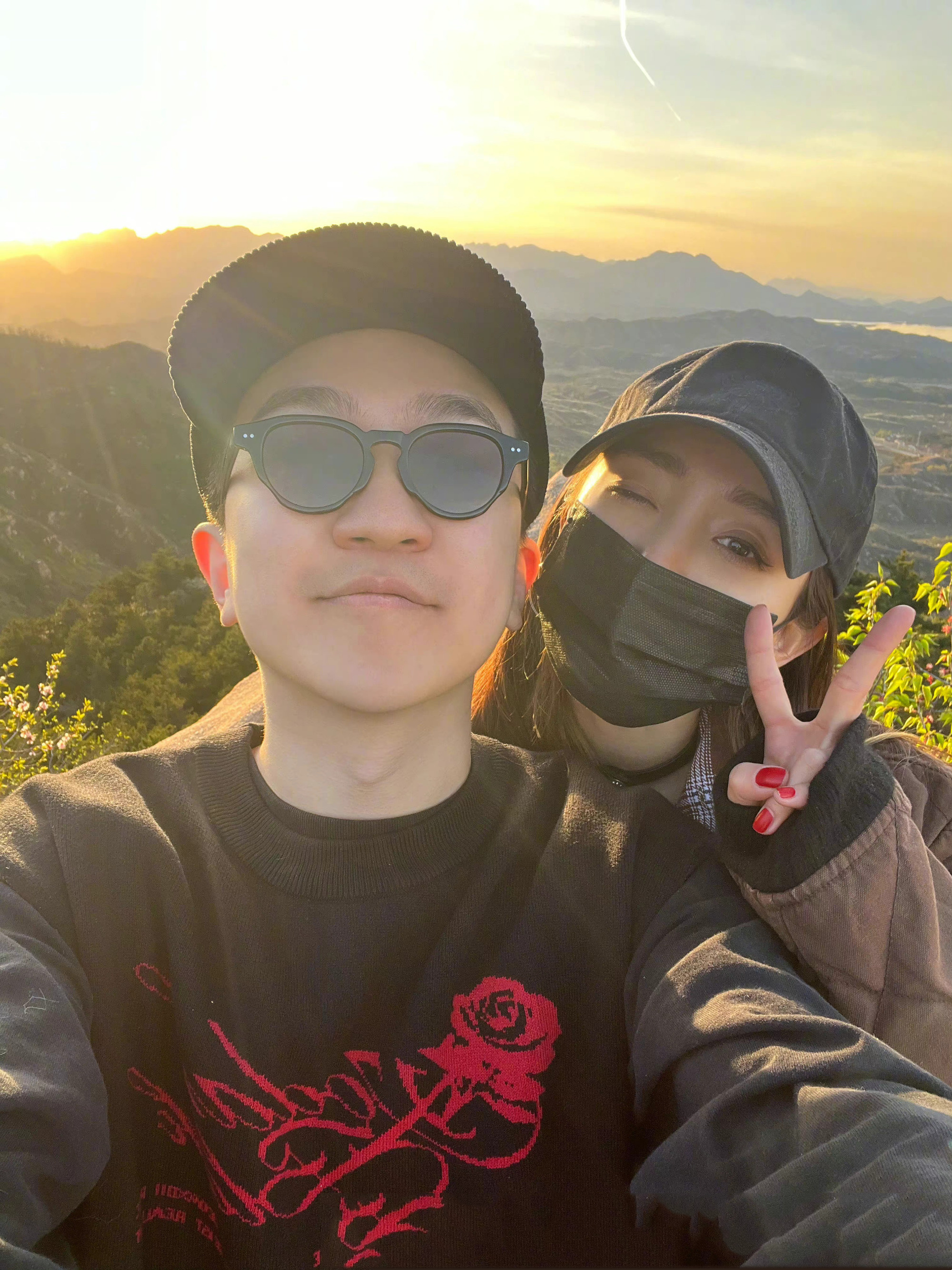 The photo of Yang Mi and Da Da Zhang traveling together in Yunfeng ...
