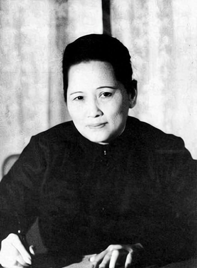 Soong Ching Ling fell ill in 1965, and Zhou Enlai sent people to treat ...