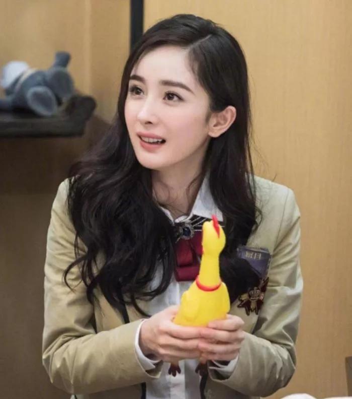 Yang Mi sent a message to mourn Chen Jialin, playing an actor's trump card, a pun - iNEWS