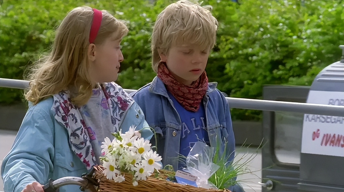 In "The Kramm Family", what method did the director use to reflect the ...