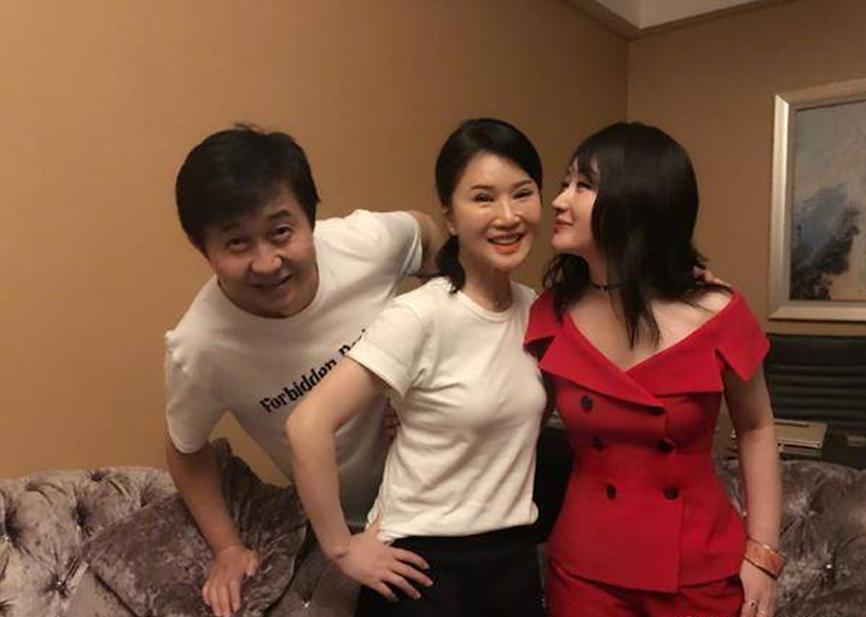 Yang Yuying is a guest at Fu Disheng's house! At 51, she looks like a girl in red, and in the ...