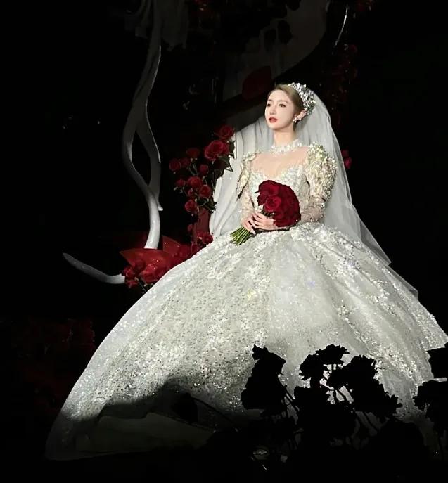 Tang Zi and Kang Xin's big wedding: The groom turned around for a ...