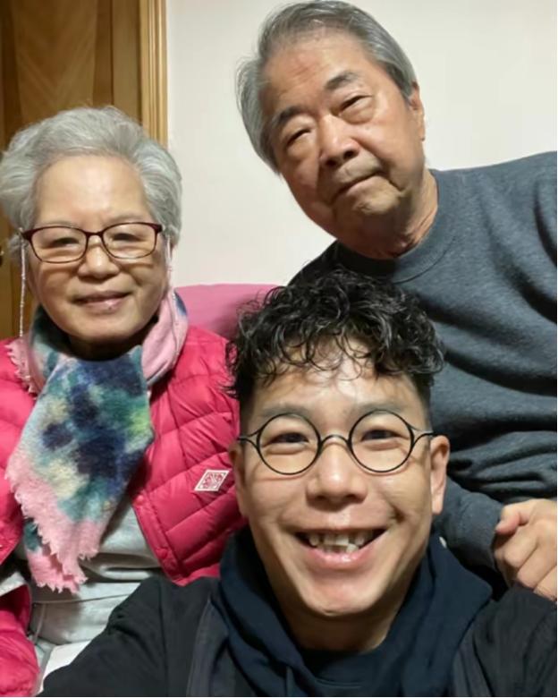 Lin Xiaofeng posted a family portrait, 76-year-old uncle Di Longhan ...