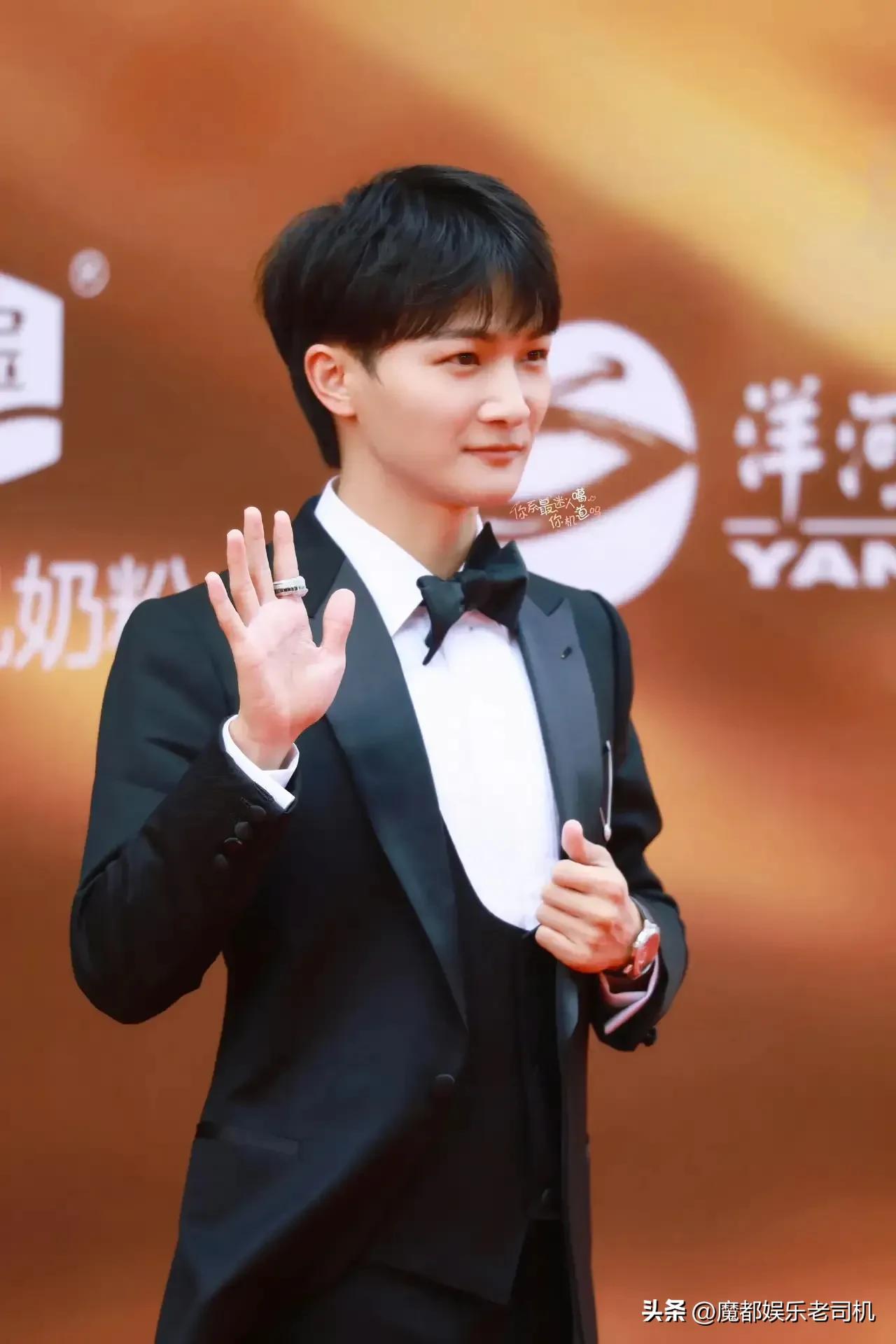 As a singer, Zhou Shen was the first to walk on the red carpet of the ...