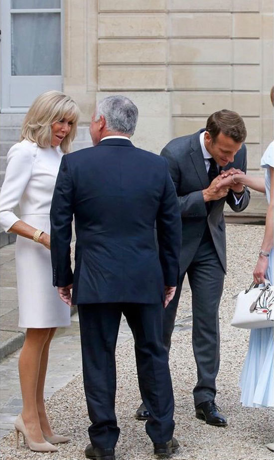 Macron warmly welcomed the Queen of Jordan and gave him a kiss. His ...
