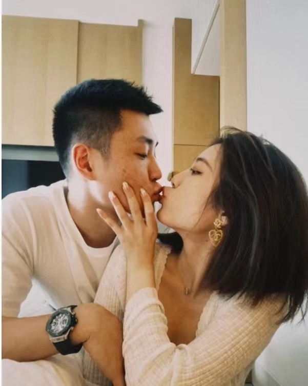 Zhao Jiwei and his wife take a beach vacation with their friends!Gao Shiyan hugs his girlfriend ...