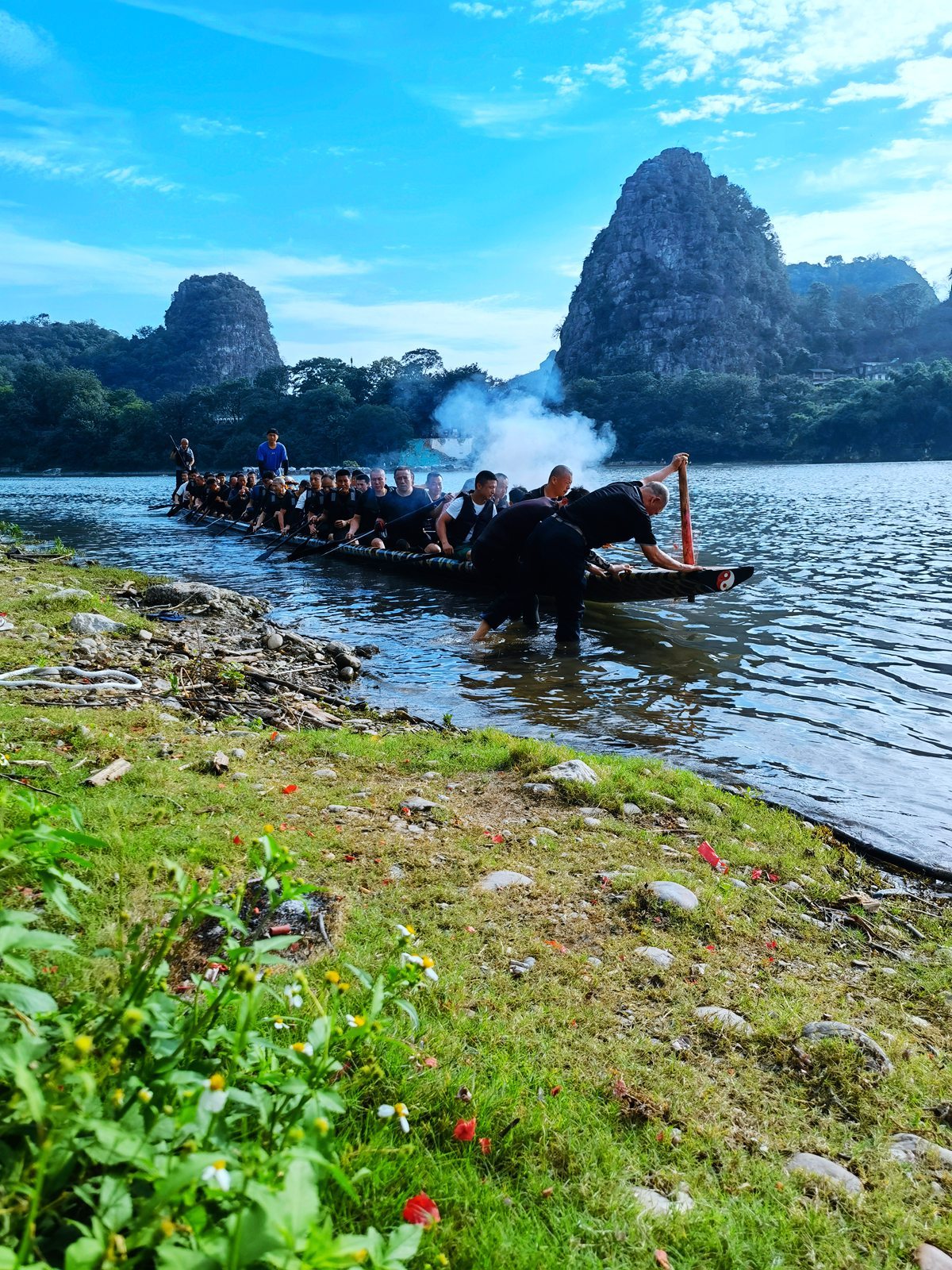 Guilin: Dragon boats compete to cross the water! - iNEWS