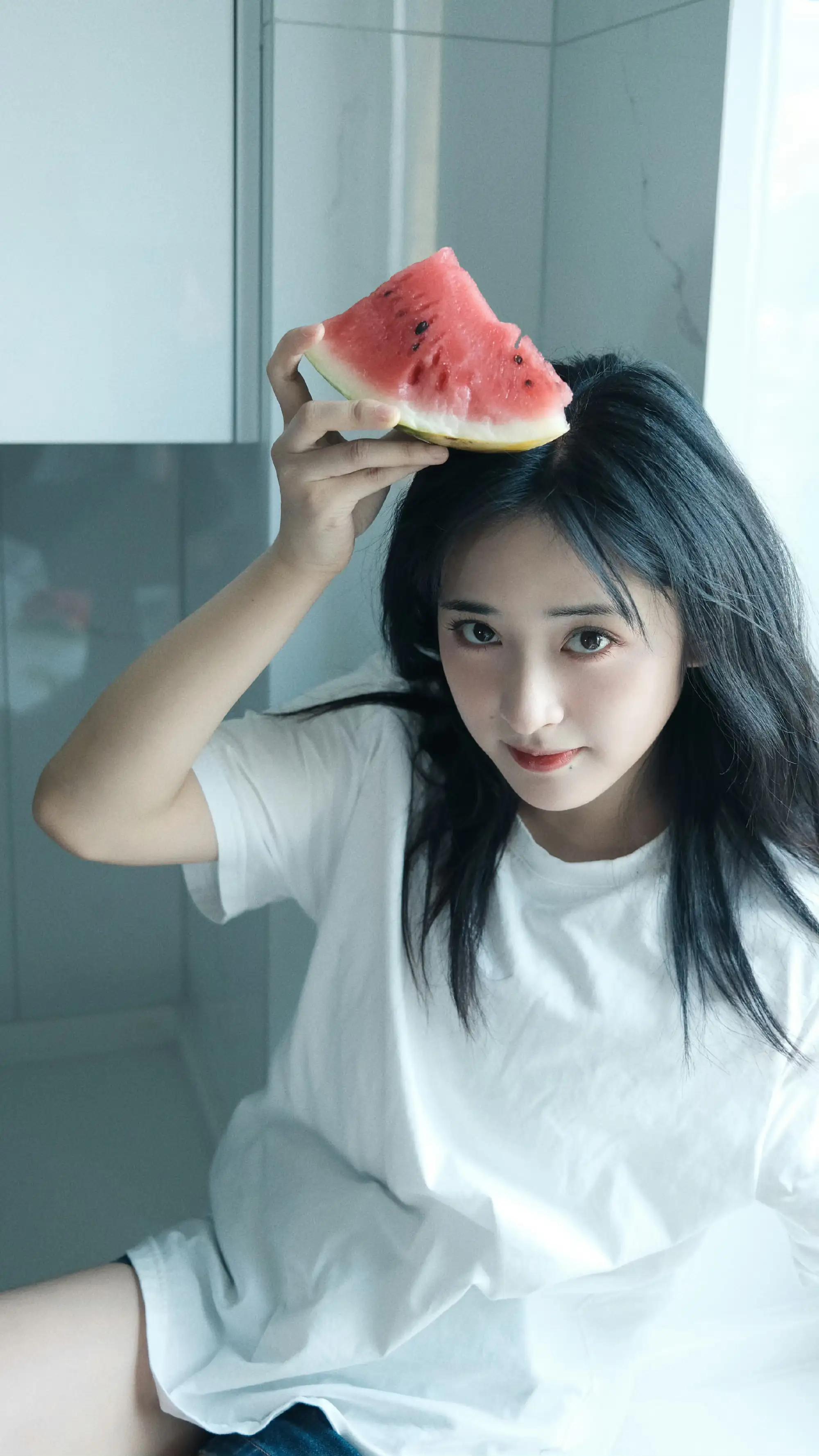 Using watermelon seeds as tears, Shen Yue's summer watermelon photos ...