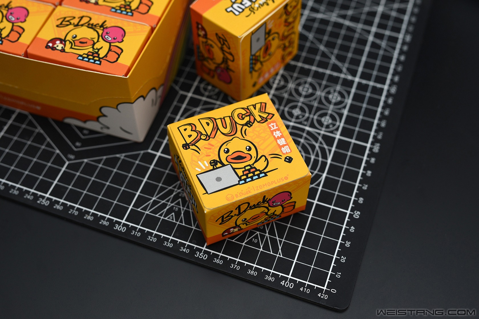 ZOMO little yellow duck blind box keycap out of the box - iMedia