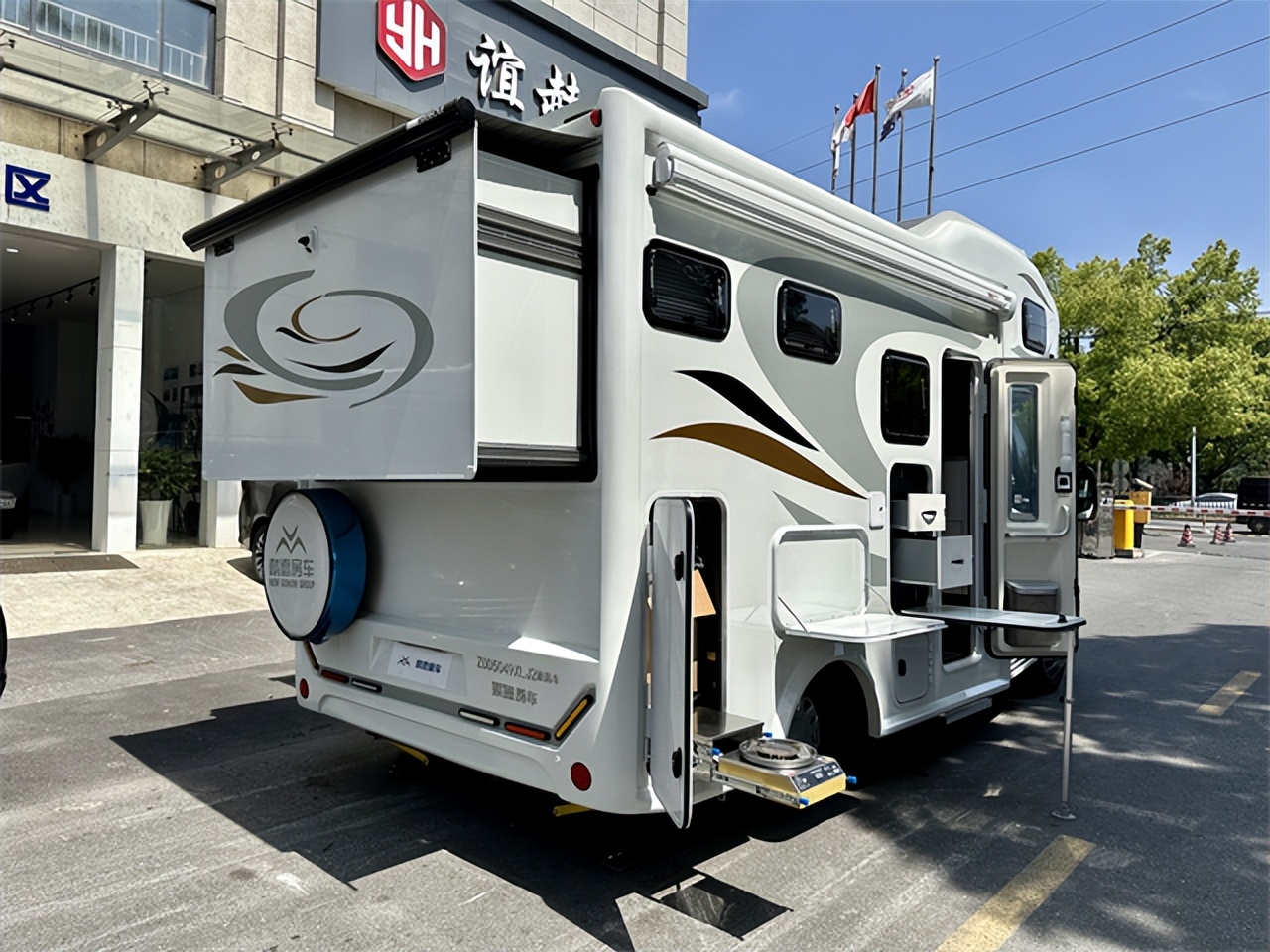 Dade E-Tour Pro dual-expansion RV, a high-end RV for four-season travel ...