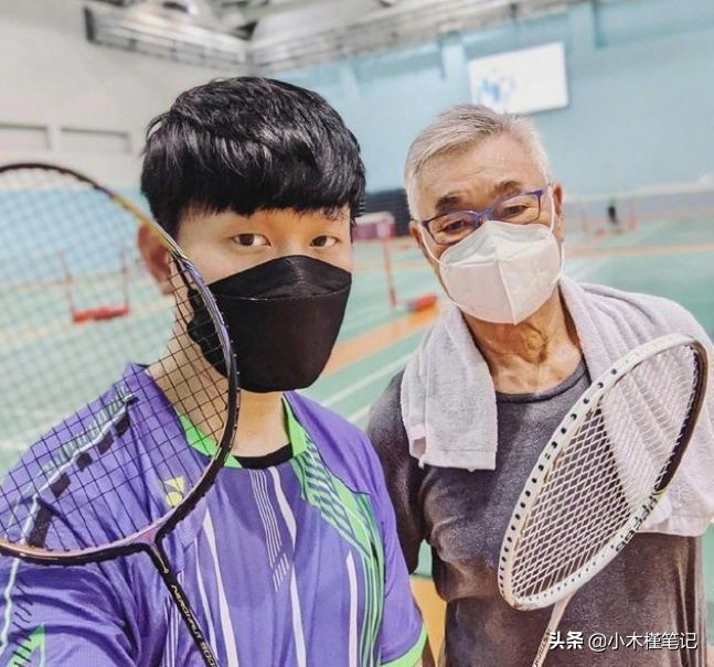 Lin Junjie celebrated his birthday with his father. The father and son rarely took a group photo ...