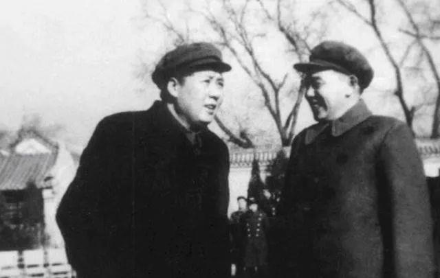 In 1965, Peng Dehuai visited Deng Hua in the rain and stopped at the ...