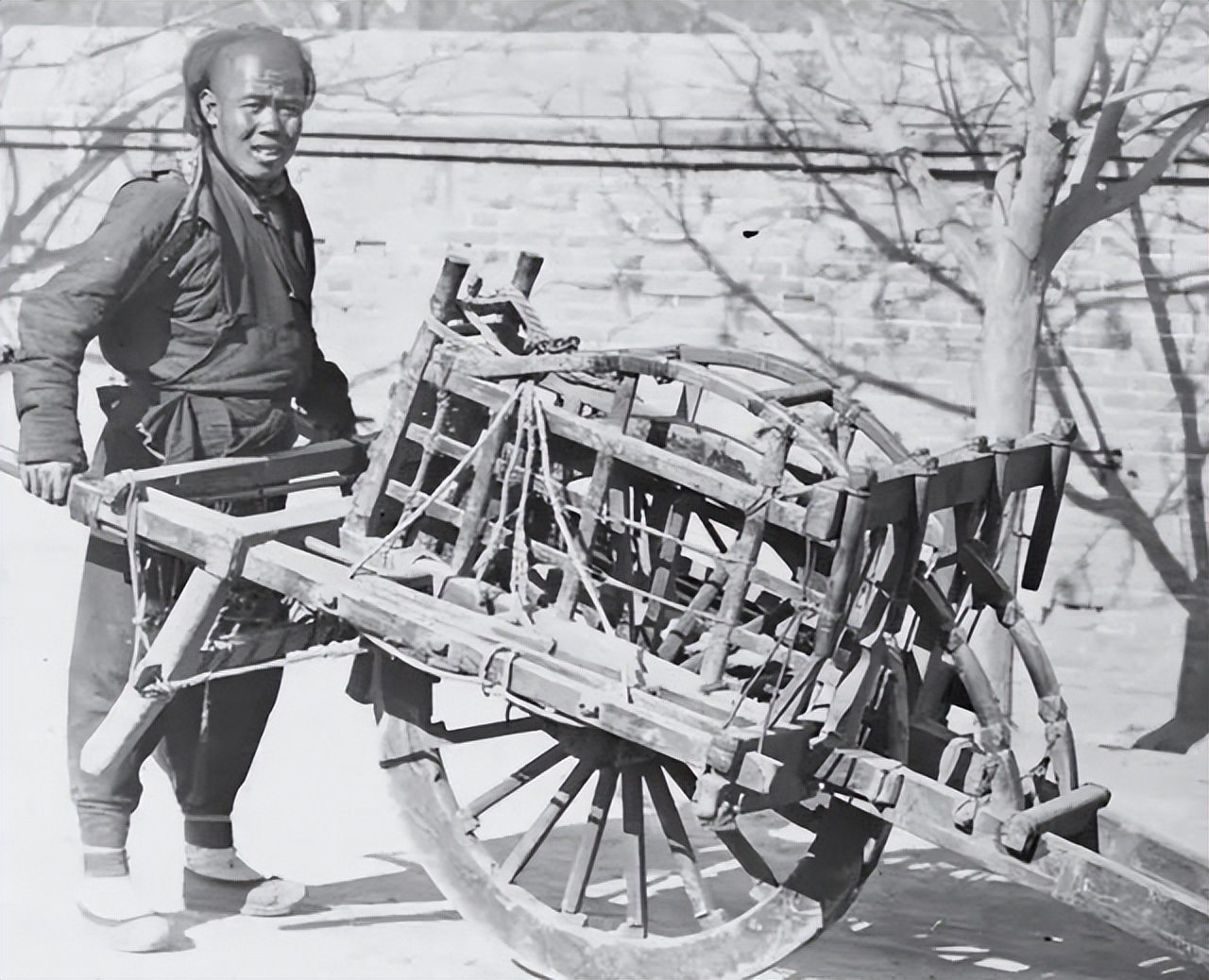 Old photos, the executioner holds a sword and looks sullen, and the man ...