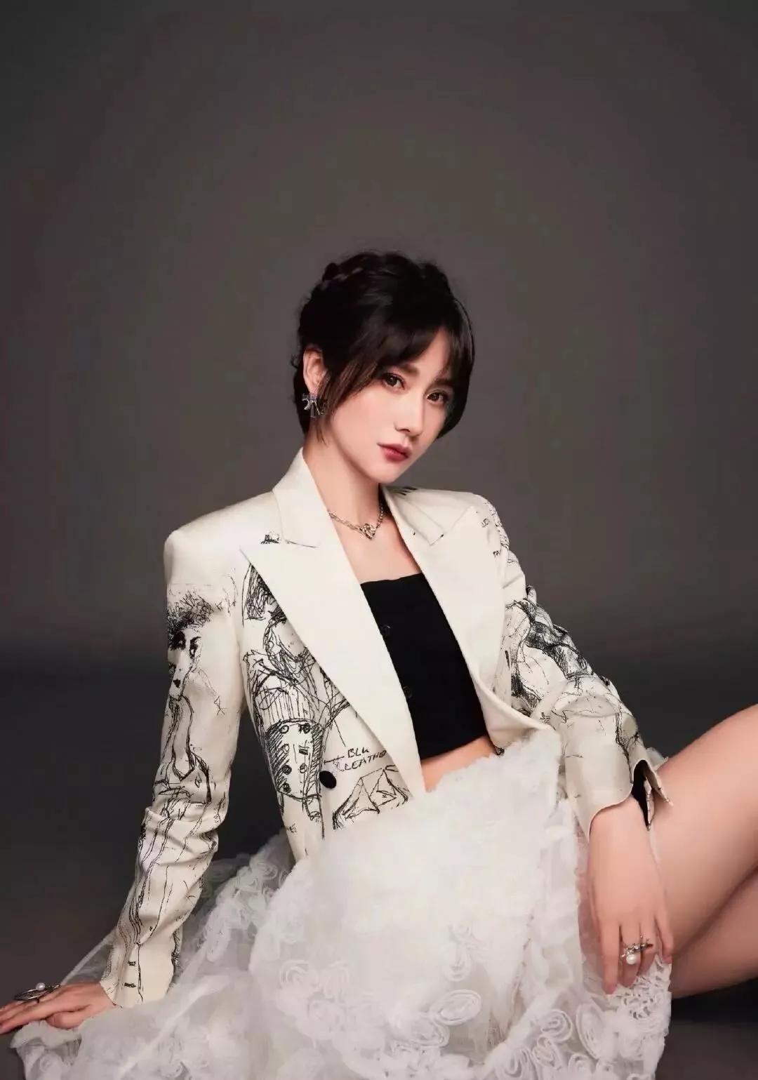 Share pictures - sexy goddess Lan Xinyan - iNEWS