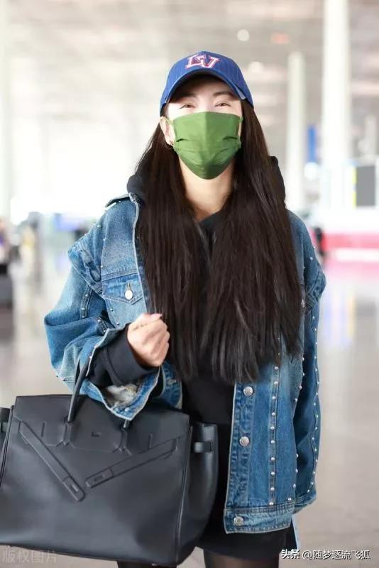 Zhang Yuqi is wearing a denim jacket + leather shorts + stockings ...