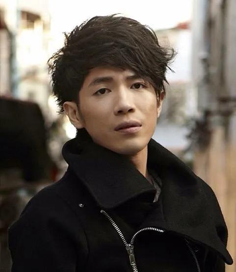 Taiwanese male star fell into the valley in a car accident!The vehicle ...
