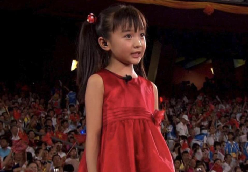 Thirteen years ago, Lin Miaoke, a girl in red, "singed" in the Olympics ...